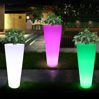 Cina Mostra di vasi da fiori luminosi Pottine di piante da giardino luminose colorate Lampada da pavimento da piantagione in plastica Per il noleggio di feste in vendita