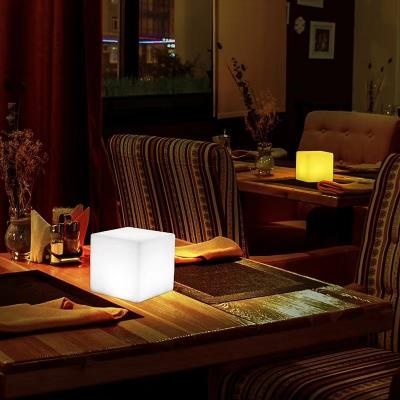 China RGB Câmbio de cor LED exterior Luz de cubo Carregamento USB Controlado por controle remoto à venda