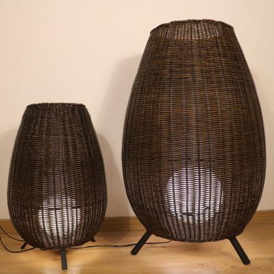 China Lámpara de piso de ratán de lujo personalizada, luz de piso de vícara creativa para interiores en venta