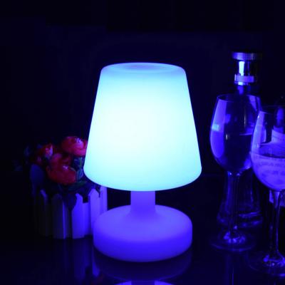China Rechargeable cordless color changeable fat boy led table lamp à venda
