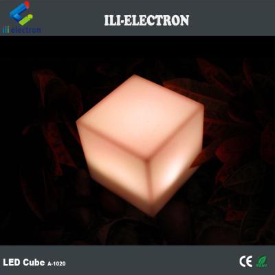 Cina Remote control waterproof colorful plastic led cube light in vendita