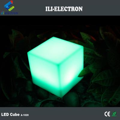 Cina Remote control waterproof colorful plastic led cube light in vendita