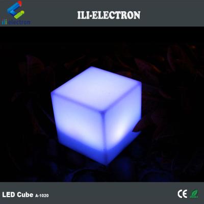 Cina Remote control waterproof colorful plastic led cube light in vendita