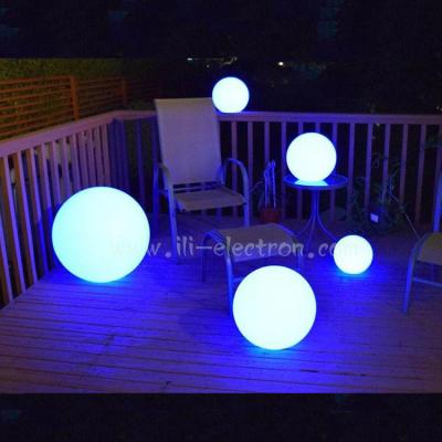 Cina plastic rechargeable battery led light ball in vendita