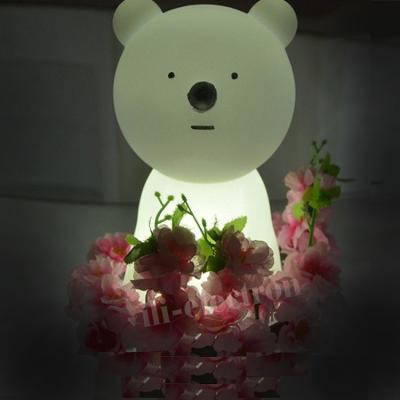 Cina Cartoon Bear Rechargeable LED Table Lamp in vendita