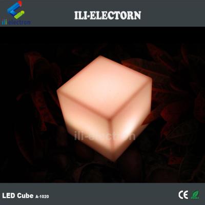 Cina PE plastic illuminated small cube shape table lamp in vendita