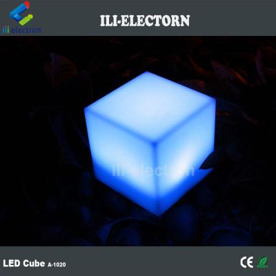 Cina PE plastic illuminated small cube shape table lamp in vendita