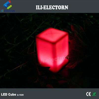 Cina PE plastic illuminated small cube shape table lamp in vendita