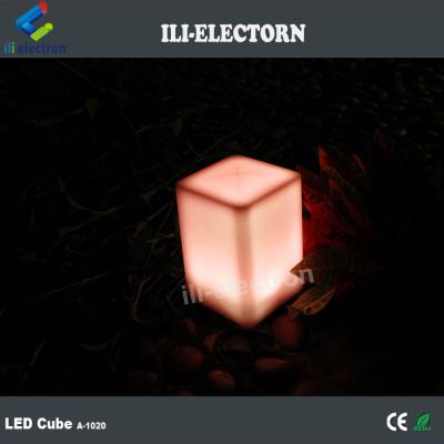 Cina PE plastic illuminated small cube shape table lamp in vendita