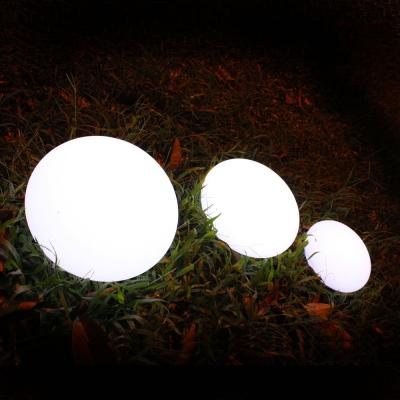 Cina 100%PE Plastic remote control rechargeable battery led light balls in vendita