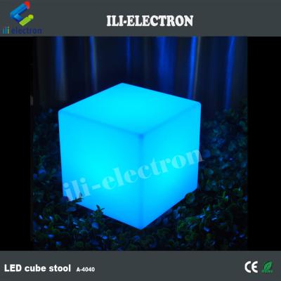 中国 PEプラスチックライトアップキューブストール,色を変えるLEDキューブIP65防水40cmサイズ 販売のため