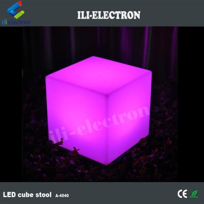 中国 PEプラスチックライトアップキューブストール,色を変えるLEDキューブIP65防水40cmサイズ 販売のため
