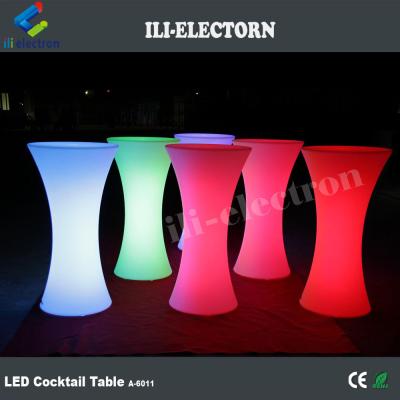 Cina IP 65 PE plastic Garden RGB led illuminated cocktail bar table for Party and event in vendita