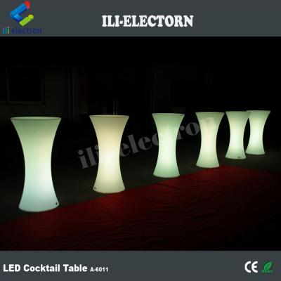 Cina IP 65 PE plastic Garden RGB led illuminated cocktail bar table for Party and event in vendita