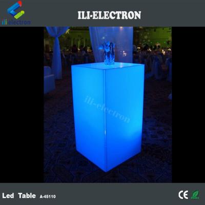 Cina Tavolo da cocktail all'aperto a luce a LED Materiale di plastica in PE cuboide alto con telecomando in vendita
