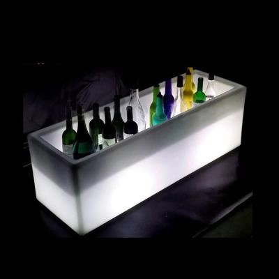 China Um balde de gelo brilhante, um refrigerador de vinho com bateria de lítio recarregável. à venda