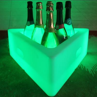 China PE-Kunststoff Dreieck-LED-Eisbehälter 16 Farben wechselnde wiederaufladbare Lithiumbatterie zu verkaufen