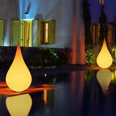 China Draadloze buiten waterdichte kunststof staande waterdruppel vloerlamp Voor evenementen decoratie Te koop