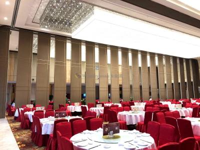 China Conference Rooms Soundproof Accordion Wall With Double Seal Rubber Top Class A Fire Rating for sale