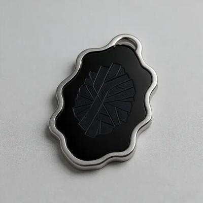 中国 おしゃれなメンズペンダント。金属と黒のコントラストが、洗練されたラインでタフなスタイルを際立たせ、トレンドアクセサリーとして最適です。 販売のため