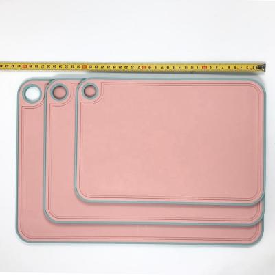 Cina Tavole di taglio antiscivolo con scanalature per succo, maniglia facile da prendere e design sicuro per lavastoviglie in vendita