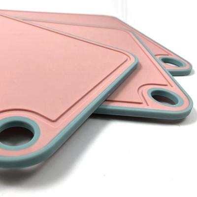 Cina Tavole di taglio antiscivolo con scanalature per succo, maniglia facile da prendere e design sicuro per lavastoviglie in vendita