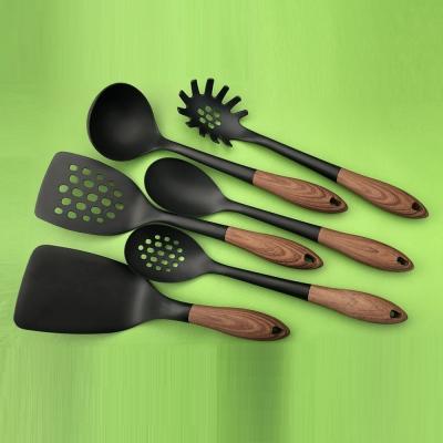 Cina Set di utensili da forno in nylon colorati da 6 pezzi con maniglie di legno e antiaderenti per cucinare in vendita