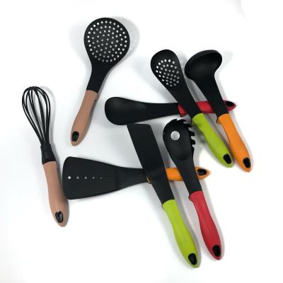 Cina Cucchiaio antiaderente per utensili da cucina e utensili da cucina multifunzione in vendita