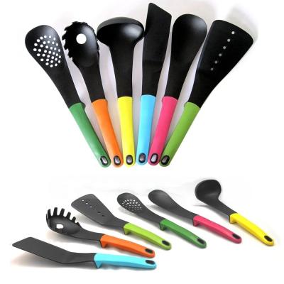 Cina 7 pezzi di utensili antiaderenti con utensili da cucina in silicone resistenti al calore e maniglia TPR in vendita