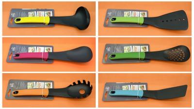 Cina Accessori da cucina con supporto rotante e maniglia in nylon ABS utensili da cucina non appiccicosi in vendita
