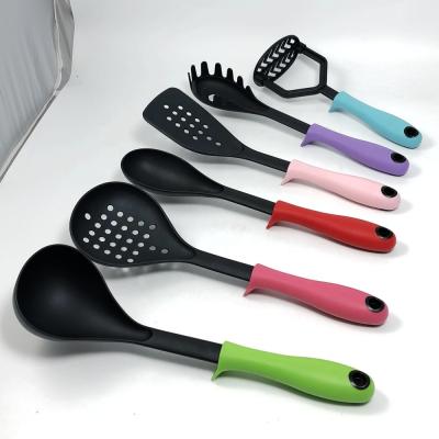 Cina Eco-friendly Cucchiaio solido cibo Turner Spatula cucchiaio a fessure Whisk Acacia Silicio utensili da cucina in vendita