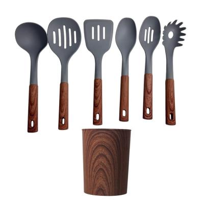 Cina Set di utensili a 7 pezzi con maniglia di legno e foro pendente resistenti al calore fino a 240 °C in vendita