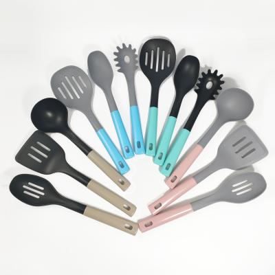 Cina 7 pezzi utensili da cucina utensili da cucina set con maniglie colorate durevole e resistente al calore in vendita