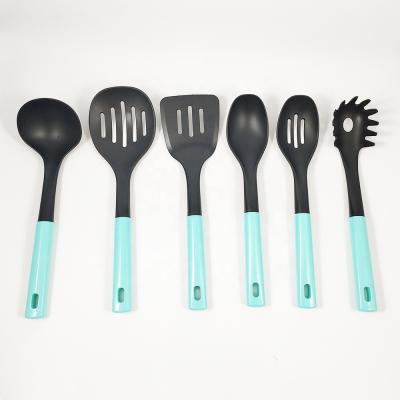 Cina 7 pezzi utensili da cucina utensili da cucina set con maniglie colorate durevole e resistente al calore in vendita