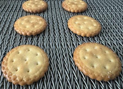 China Flat Rolled Biscuit Baking Heat Resistant Metal Compound Balanced Oven Herringbone Wire Freezer Mesh Conveyor Belt for sale