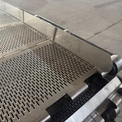 China Cinturão transportador perfurado de aço inoxidável resistente ao calor para fornos de túnel à venda