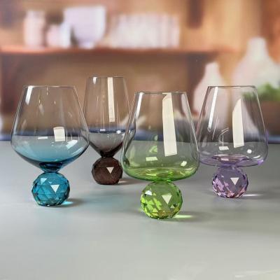 Cina Bicchiere da vino a mano con gradiente di colore di base cristallina Bicchiere di vino unico per regalo per festa in vendita