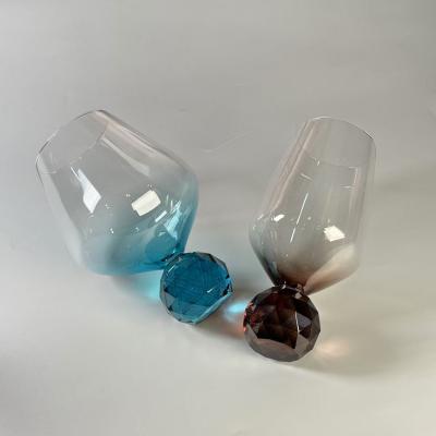 China Handgeblazen wijnglas met kristallen kleurgradiënt uniek wijnglas als cadeau voor feest Te koop