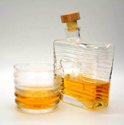 Cina Anti vetro fatto a mano di slittamento del whiskey con il modello di Wave in vendita
