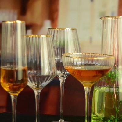 Cina Personalizzi i vetri di Rim Optical Stripes Crystal Cocktail dell'oro in vendita