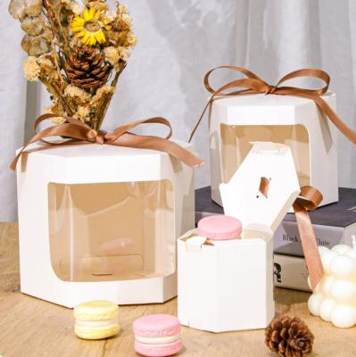 Cina Scatola di torta in cartone bianco personalizzata con finestra 4 e 6 buchi Scatola di imballaggio Cupcake in vendita
