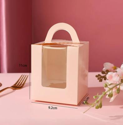 China Caixa de embalagem de bolinhos portátil com tampa e inserção de janela de cor rosa personalizada à venda