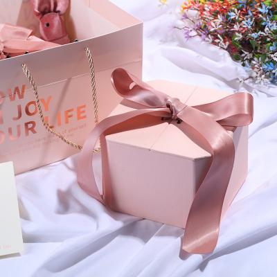 Cina Scatola regalo per gioielli di lusso con chiusura magnetica e nastro nero in vendita