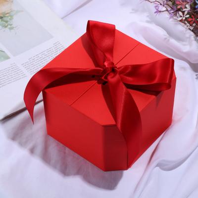 Cina Scatola regalo per gioielli di lusso con chiusura magnetica e nastro nero in vendita