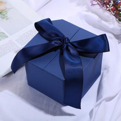 Cina Scatola regalo per gioielli di lusso con chiusura magnetica e nastro nero in vendita