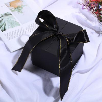 Cina Scatola regalo per gioielli di lusso con chiusura magnetica e nastro nero in vendita