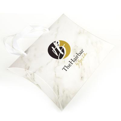 Cina Sacchetti di carta personalizzati per estensioni di capelli confezionamento Kraft cuscino con maniglia a mano in vendita