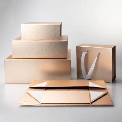 Cina Flap Custom Matte Black Luxury Foldable Hard Paper Magnetic Closure Gift Box per regali in vendita