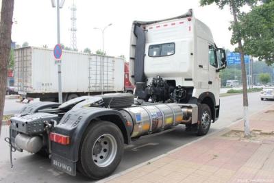 Cina 4X2 Sinotruk HOWO T7H 440HP LNG Tractor Truck con 16 marcia in avanti in vendita