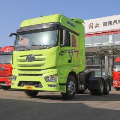 中国 FAW Jiefang J7 重型トラック 6X4 LNG トラクショントラック 530hp エンジンとクルーズコントロール ACC 販売のため